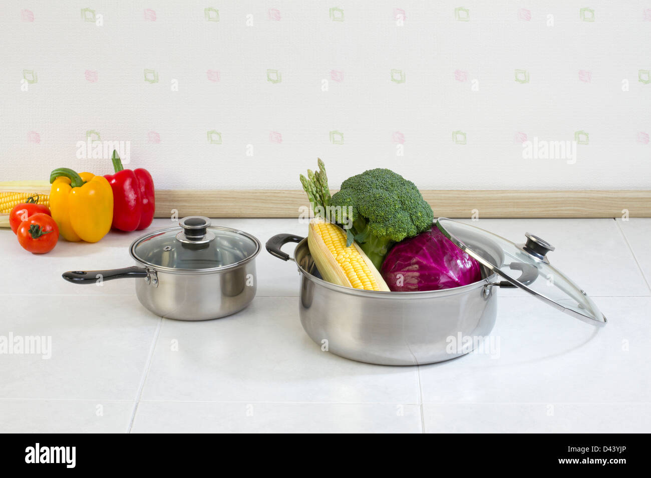 Aluminum cookware hi-res stock photography and images - Alamy