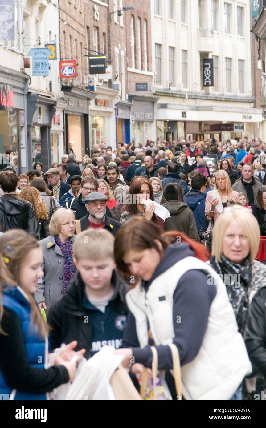 Packed streets of shoppers hi-res stock photography and images - Alamy
