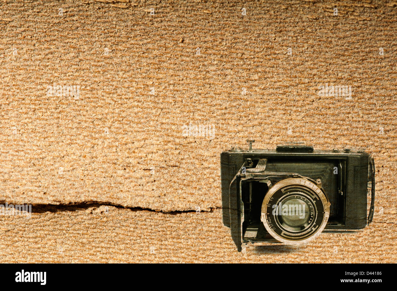 Old vintage camera woodenl background Stock Photo - Alamy