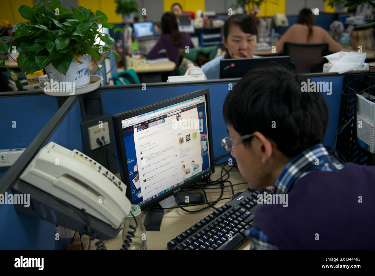 Chinese editors work at Sina's Weibo microblog office in Beijing, China ...