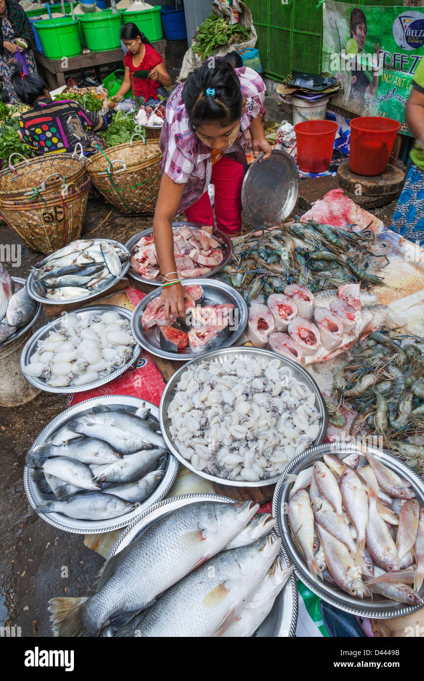 Rangoon seafood markets hi-res stock photography and images - Alamy