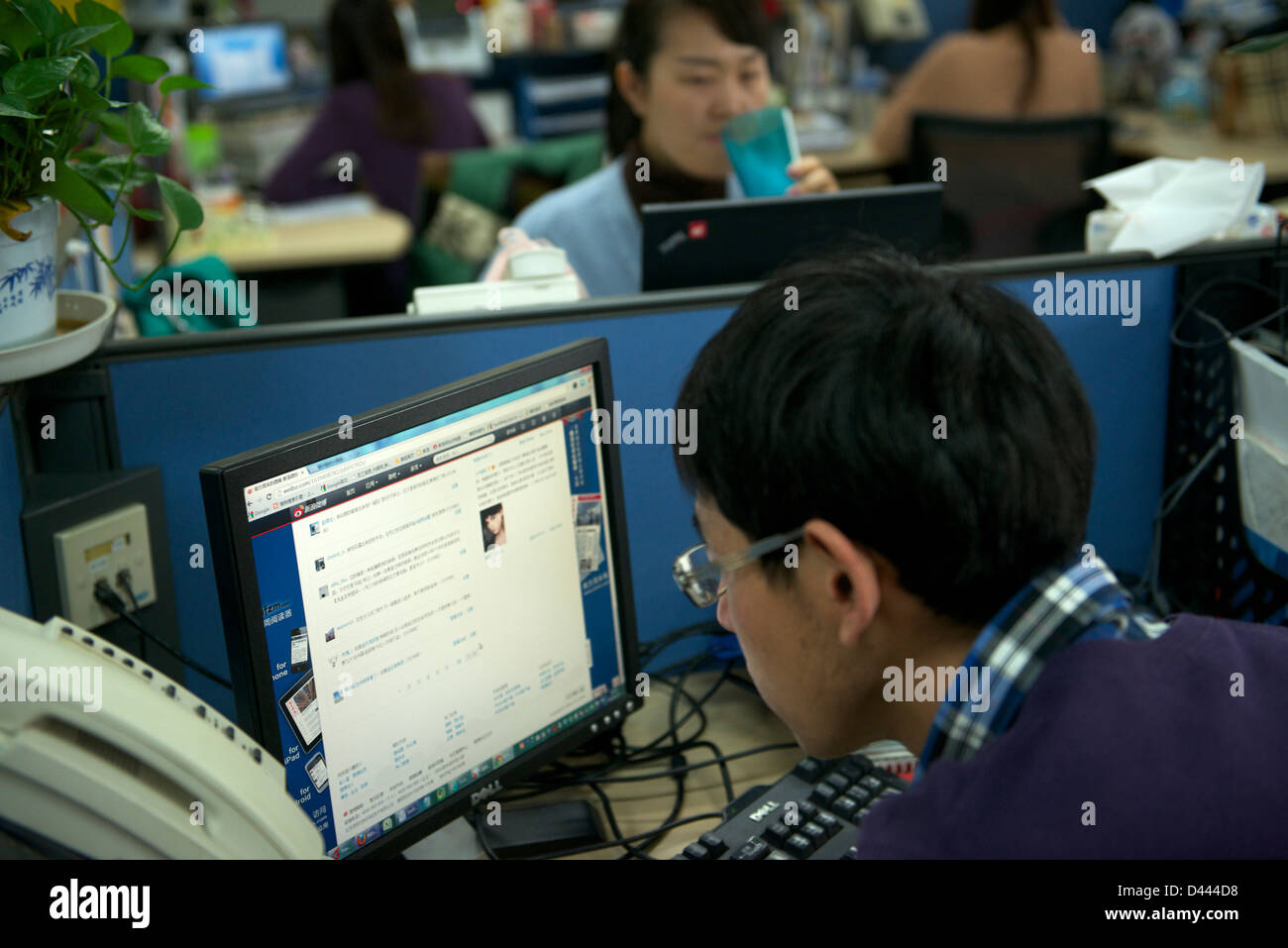 Chinese editors work at Sina's Weibo microblog office in Beijing, China ...