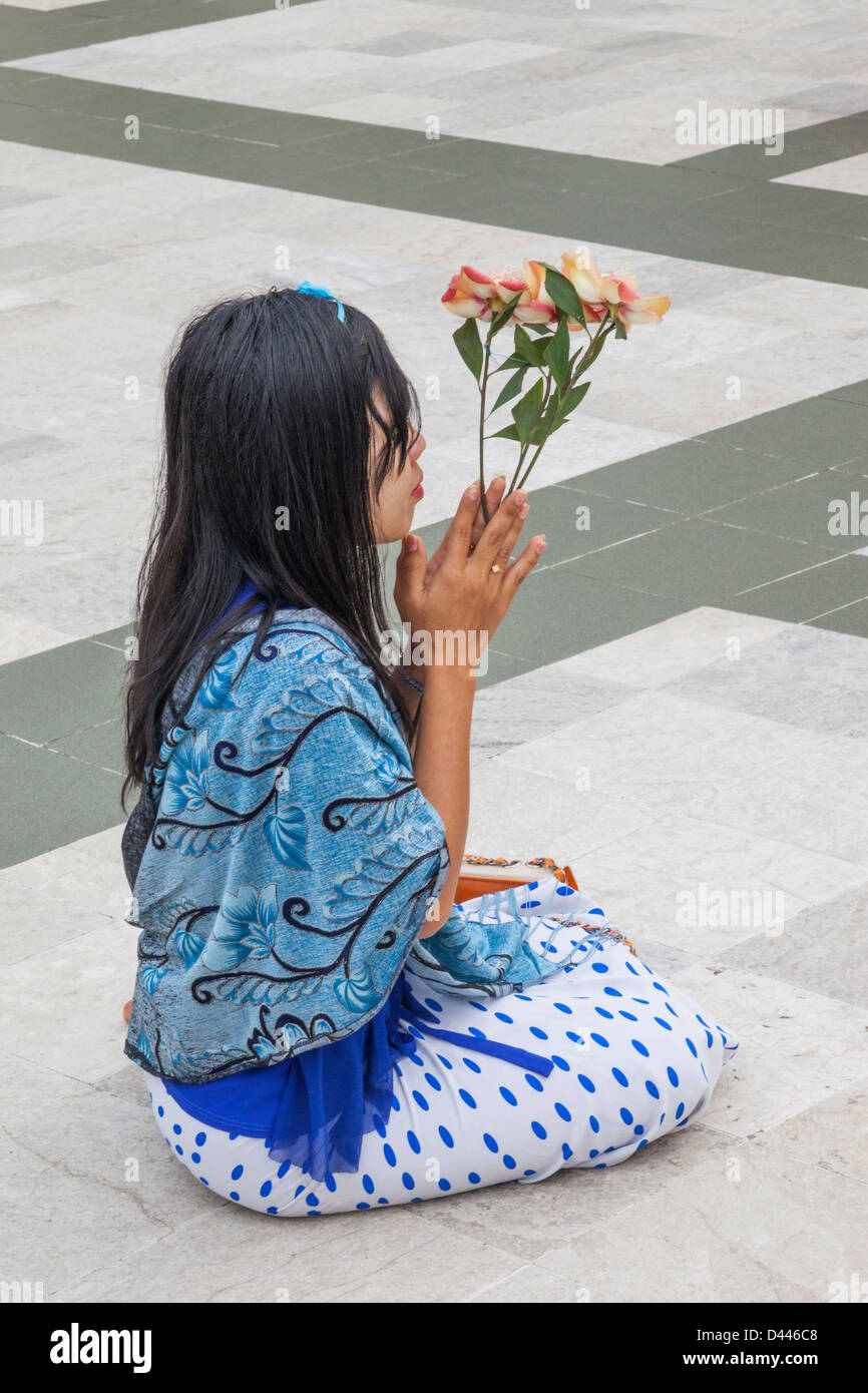 Myanmar, Yangon, Shwedagon Pagoda, Girl Praying Stock Photo - Alamy