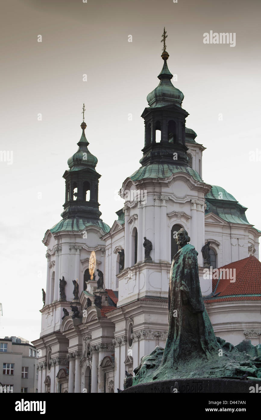 Jan Hus Memorial and Church of St Nicholas, Old Town Square, Prague ...