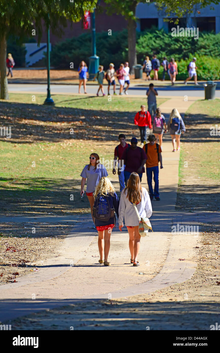 University tour students hi-res stock photography and images - Alamy