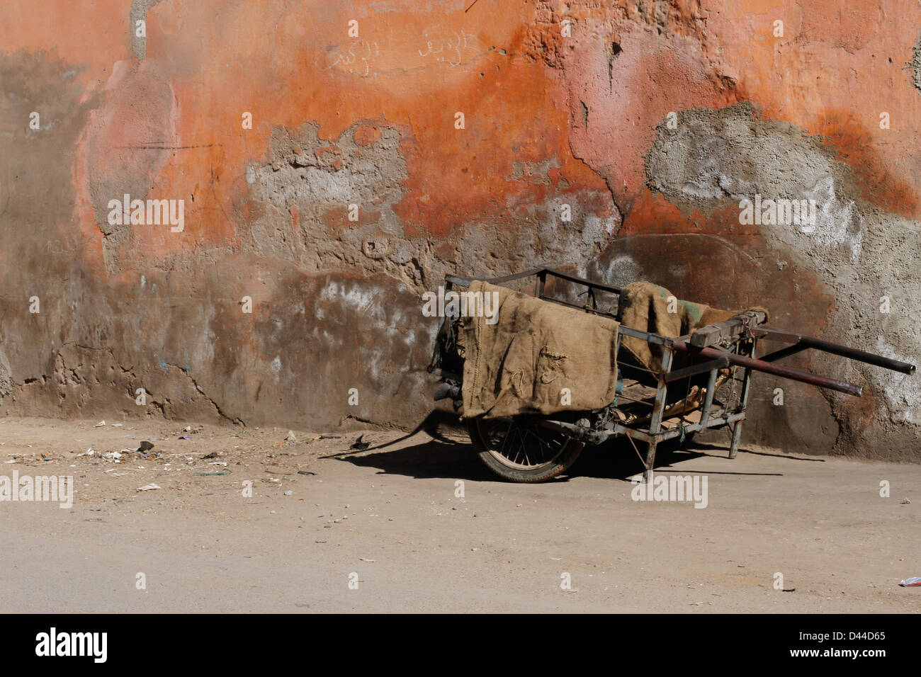 Walls at side of road hi-res stock photography and images - Alamy