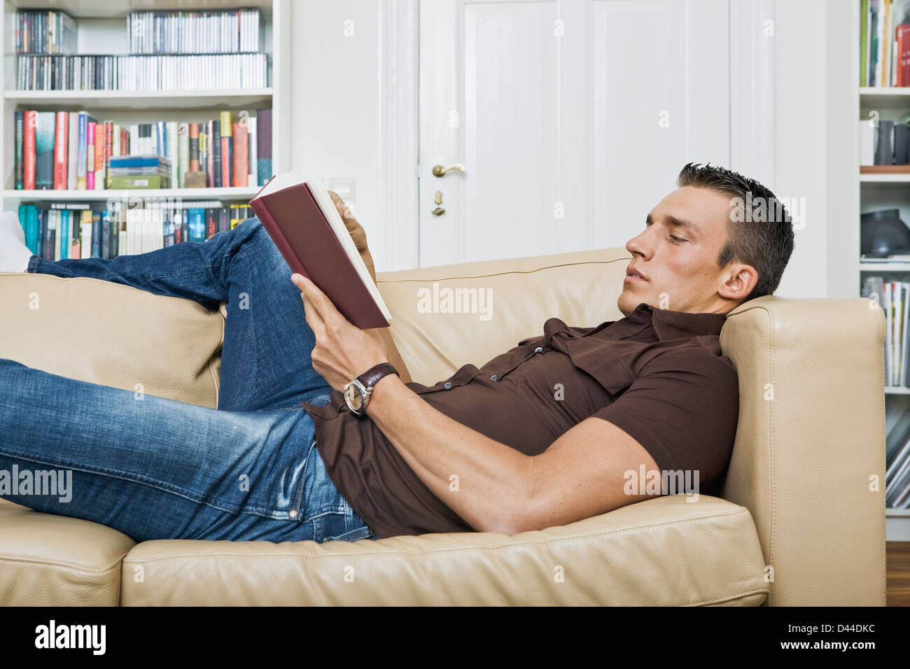 man enjoys a good book Stock Photo - Alamy