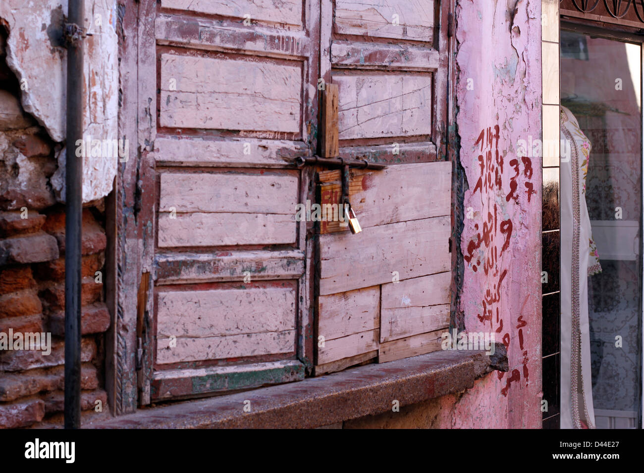 Moroccan shutter hi-res stock photography and images - Alamy