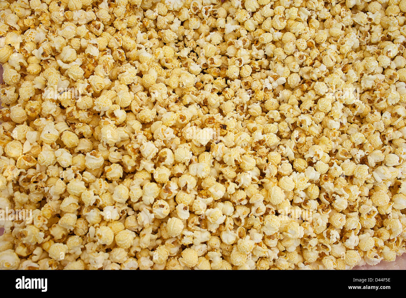 large batch of popcorn in a kettle Stock Photo - Alamy