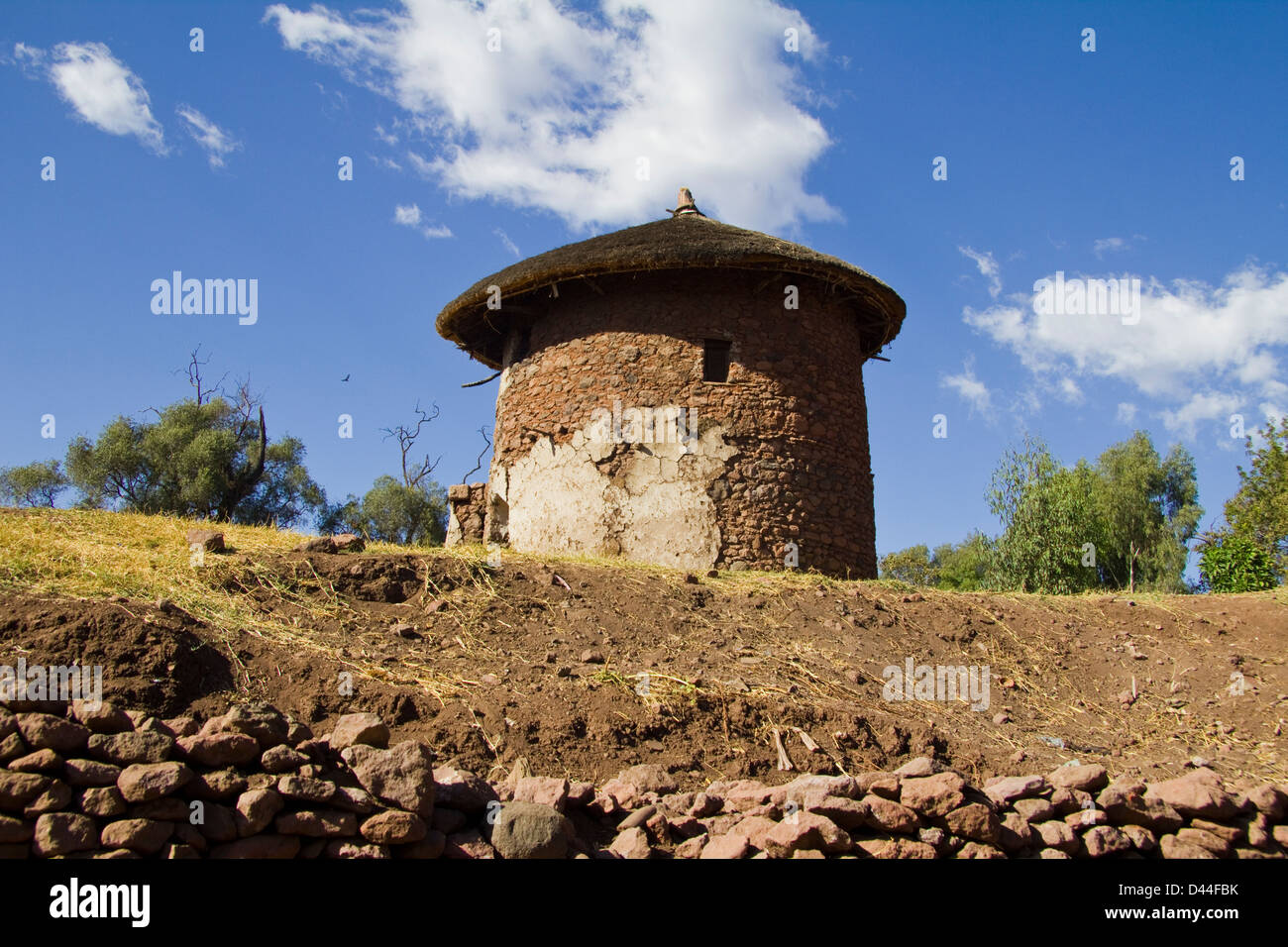 Traditional round house thatched roof hi-res stock photography and ...