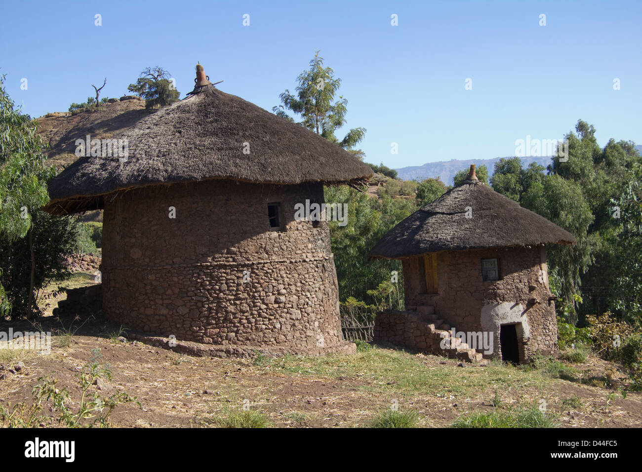 Traditional round house thatched roof hi-res stock photography and ...