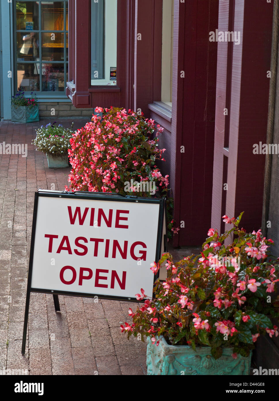 Wine shop sign usa hi-res stock photography and images - Alamy