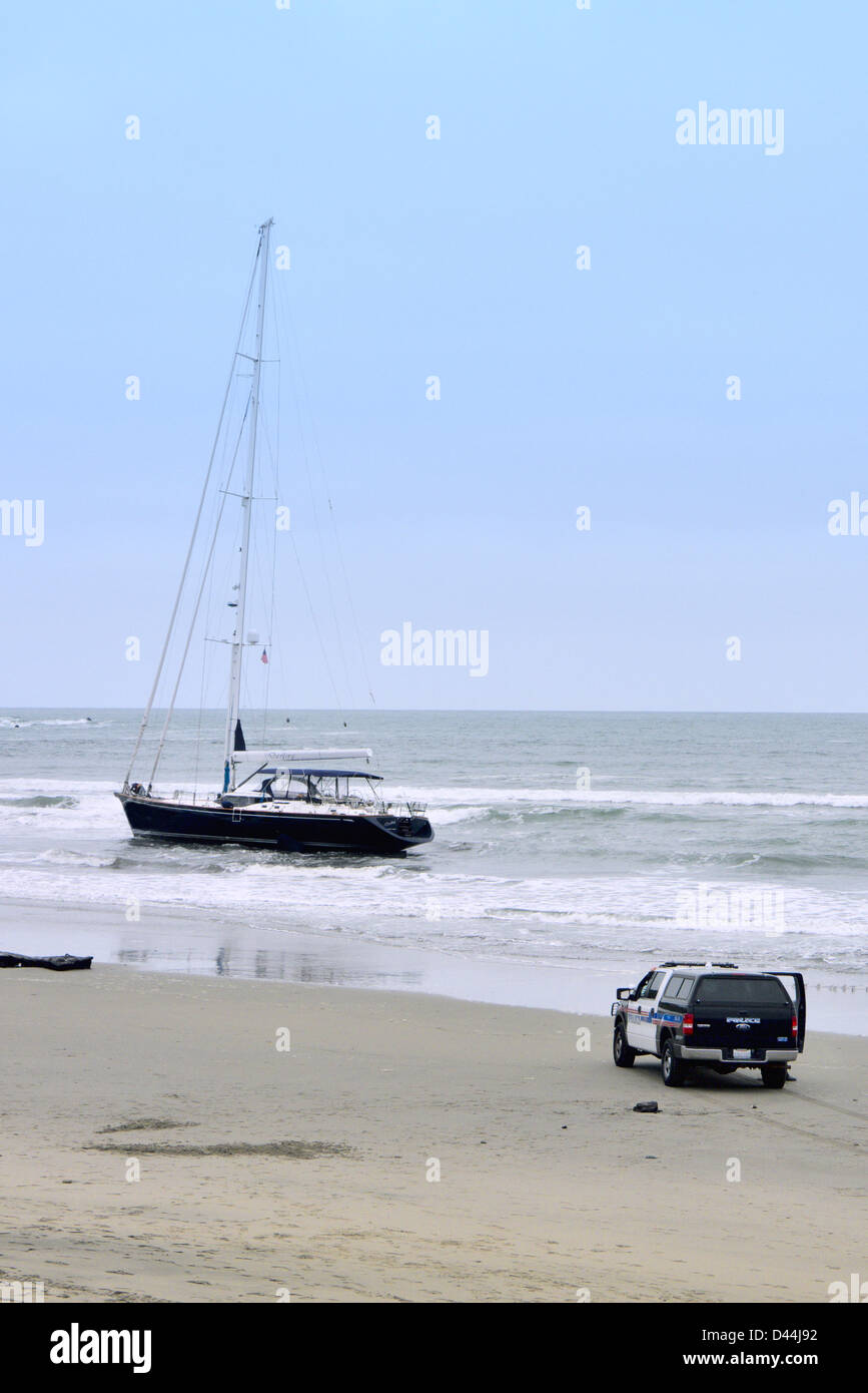 Stranded yacht hi-res stock photography and images - Alamy