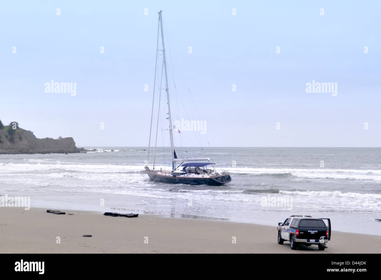 Stranded yacht hi-res stock photography and images - Alamy