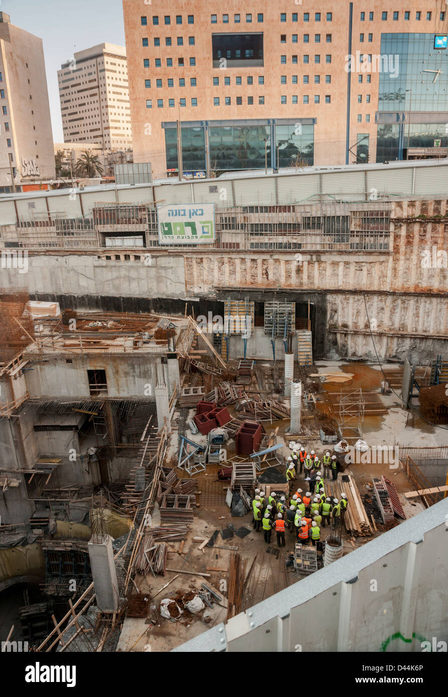 Israel construction workers hi-res stock photography and images - Alamy