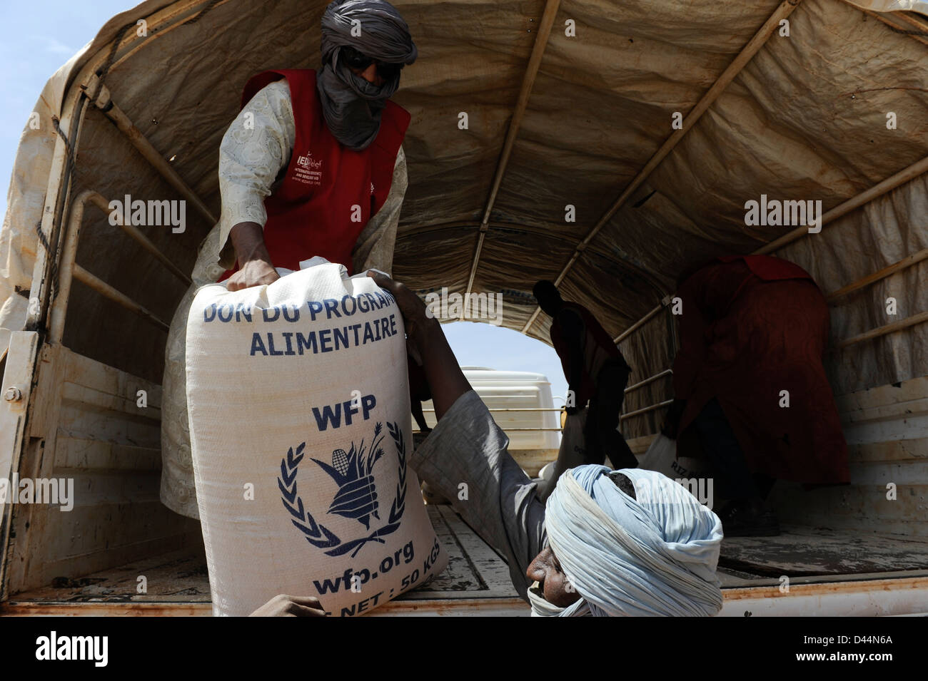 Mali food distribution hi-res stock photography and images - Alamy