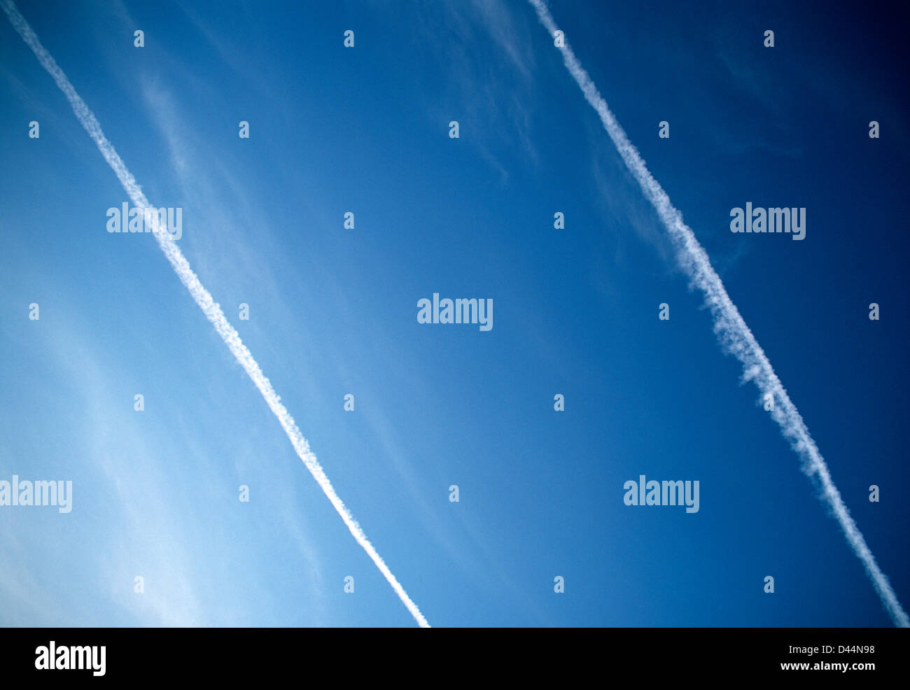 VAPOR TRAILS IN THE SKY Stock Photo - Alamy