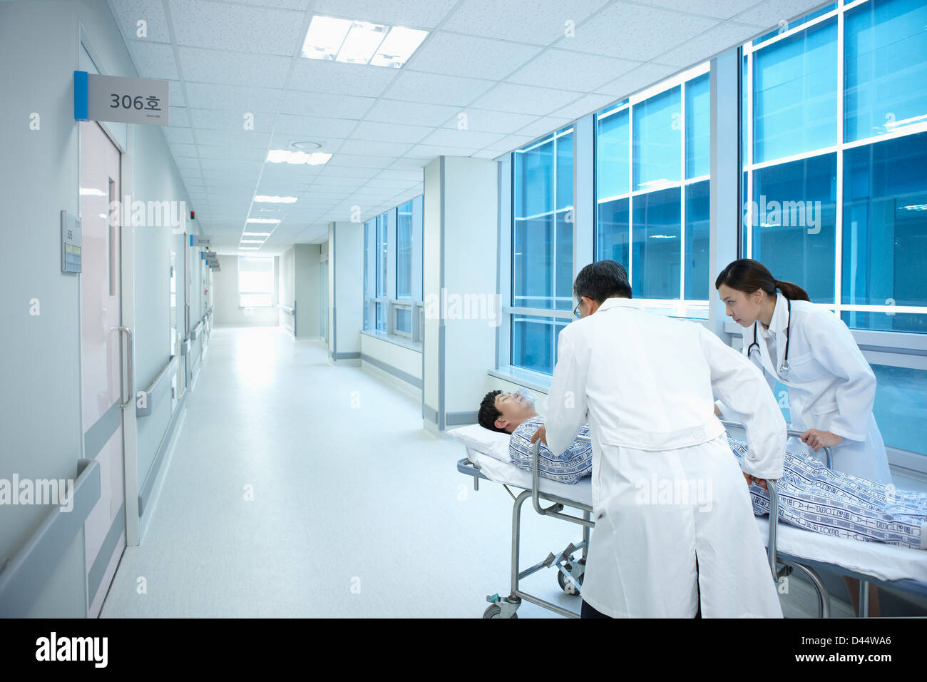 doctors delivering a patient to a emergency room Stock Photo - Alamy