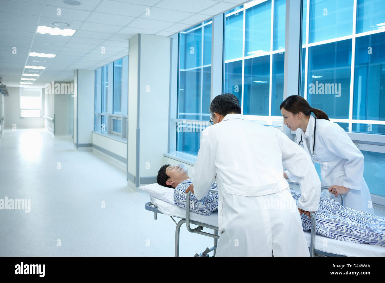 doctors delivering a patient to a emergency room Stock Photo - Alamy