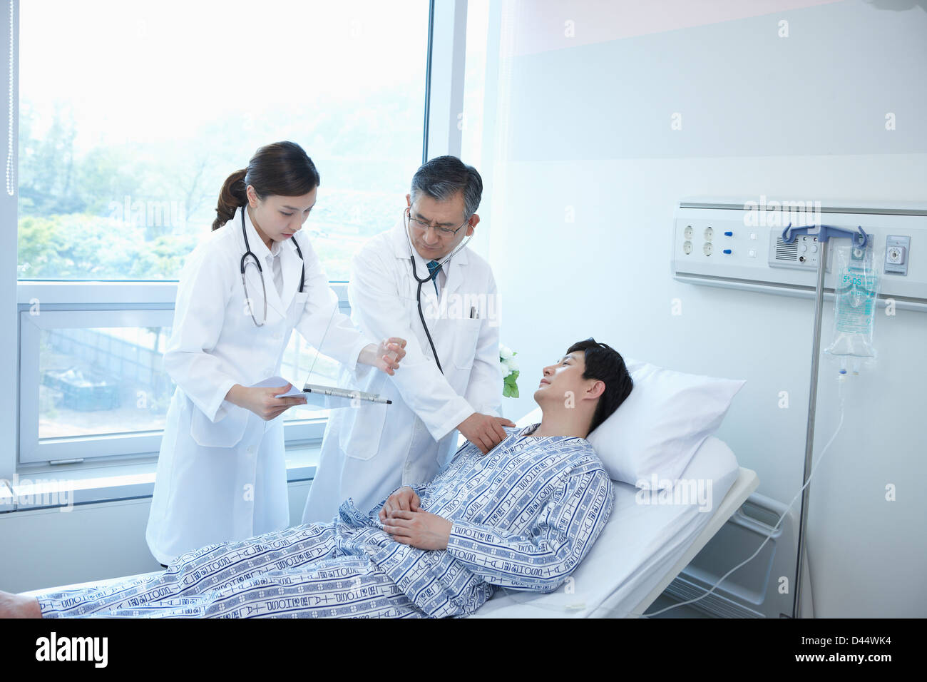 Doctors examining patient on gurney hi-res stock photography and images ...