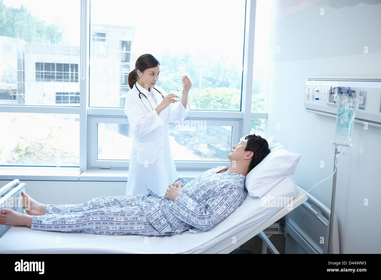 Doctor getting ready give injection hi-res stock photography and images ...