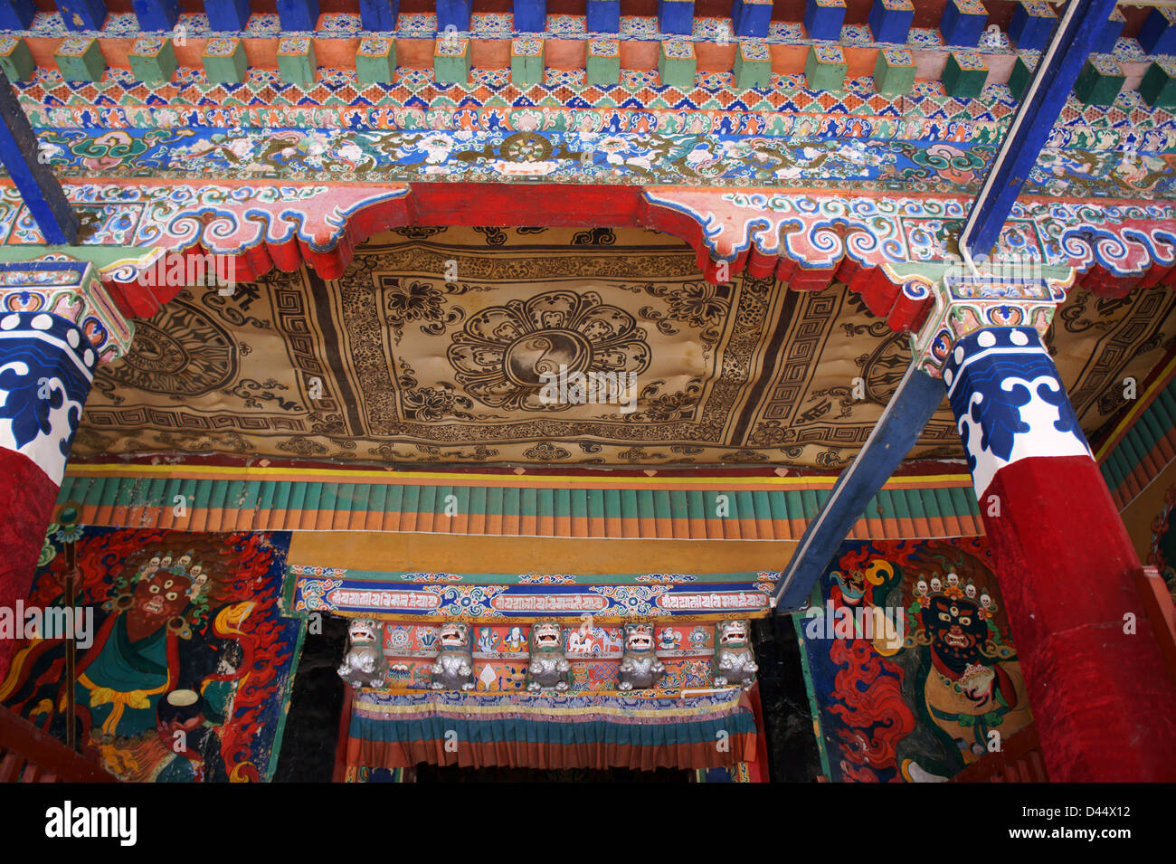 Entrance to Tsulaklakang Assembly hall of the Pelkhor Monastery ...