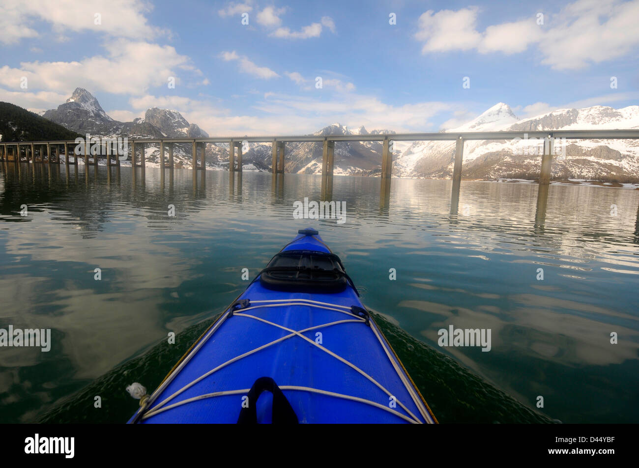 Winter canoe paddling on icy waters Stock Photo - Alamy