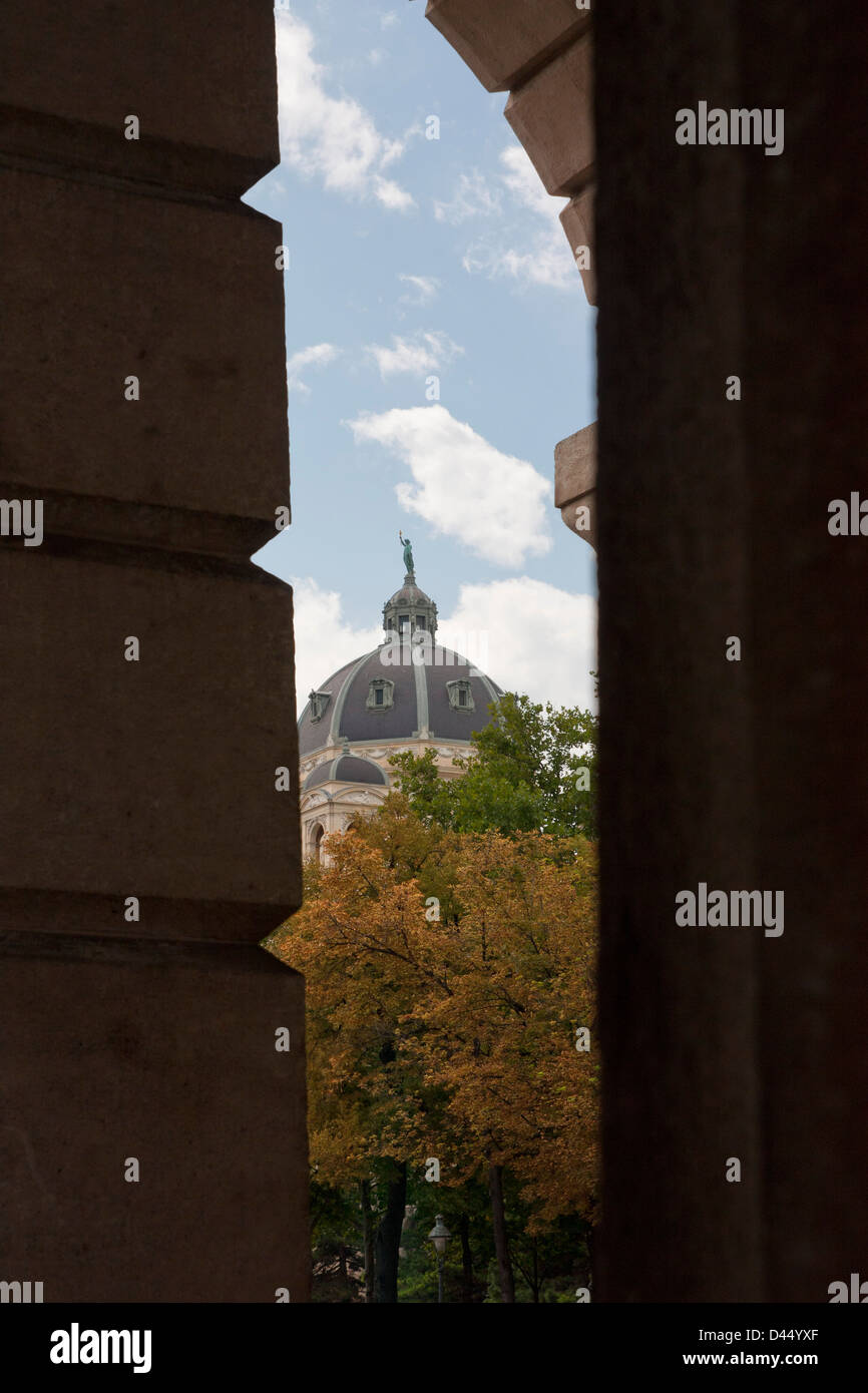 View through arch of Kunsthistorisches Museum, Vienna, Austria Stock ...