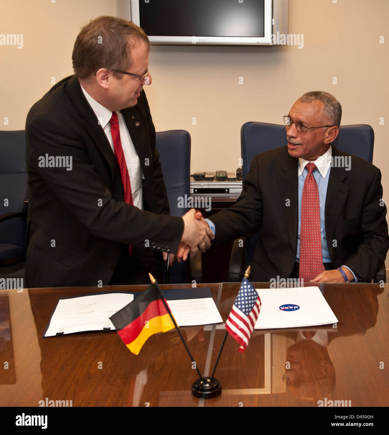 NASA DLR Agreement Signing (201012080003HQ Stock Photo - Alamy