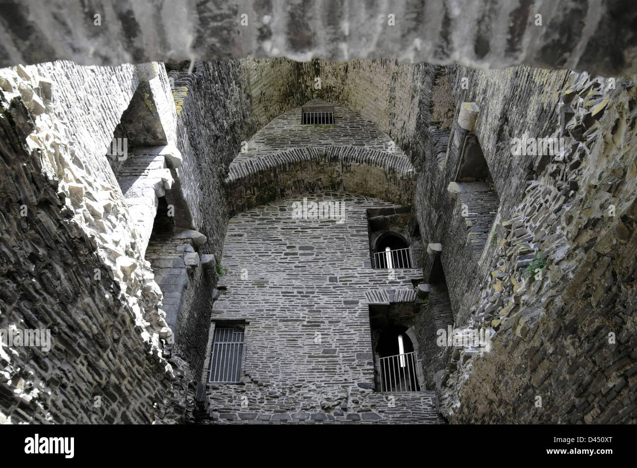 Destroyed castle hi-res stock photography and images - Alamy