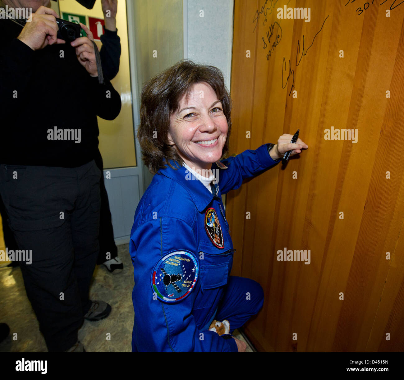 NASA astronaut Catherine Coleman and Expedition 26 crew prepare for ...