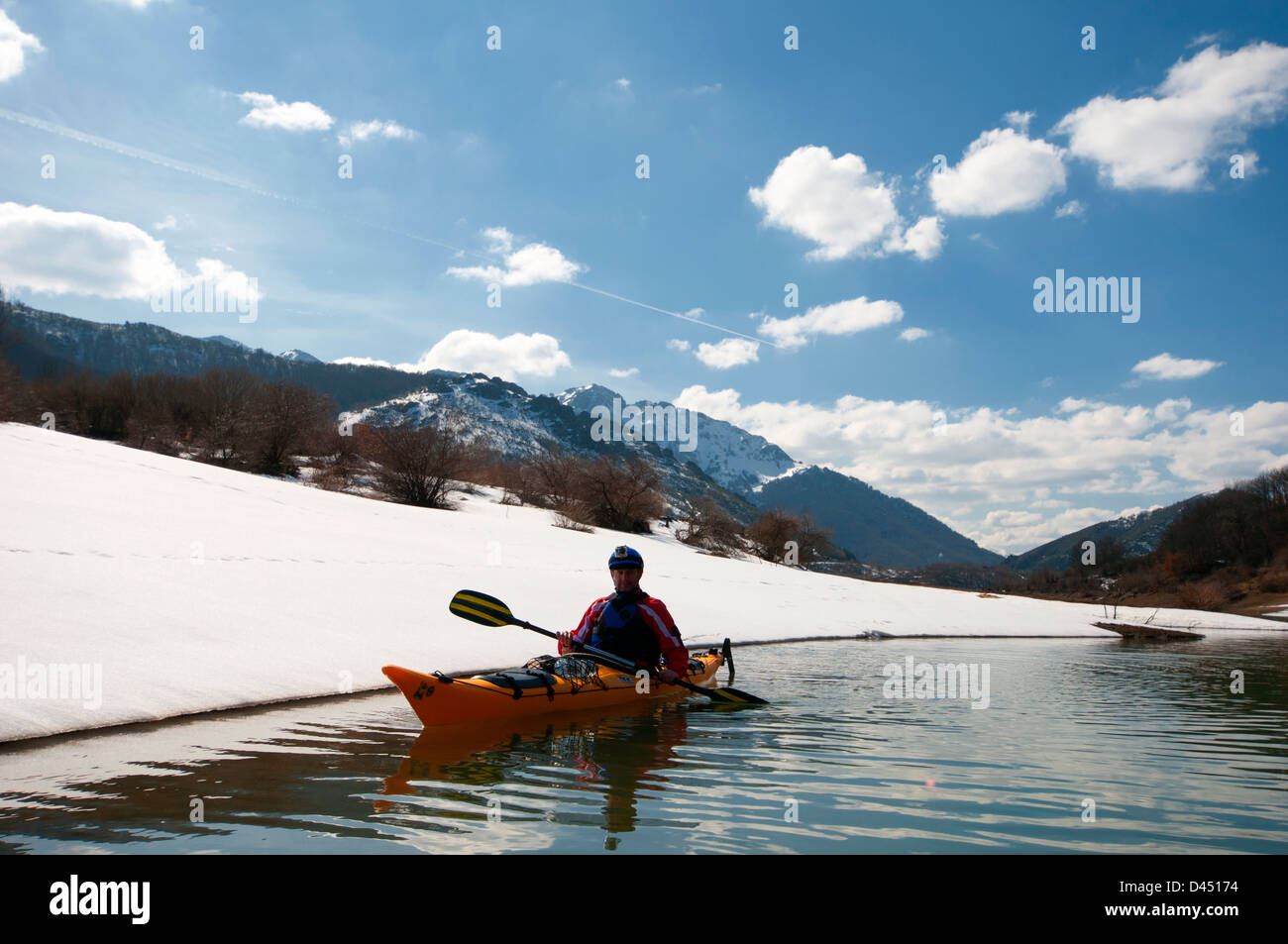 Winter canoe paddling on icy waters Stock Photo - Alamy