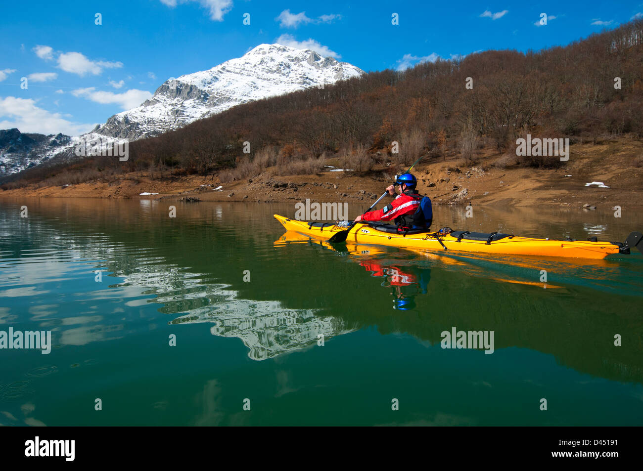 Winter canoe paddling on icy waters Stock Photo - Alamy
