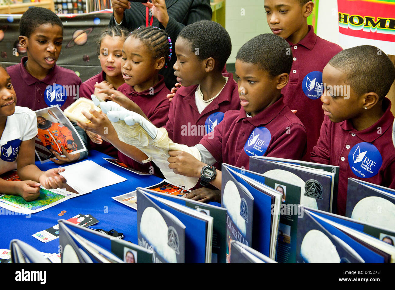 Elementary school students engage hi-res stock photography and images - Alamy