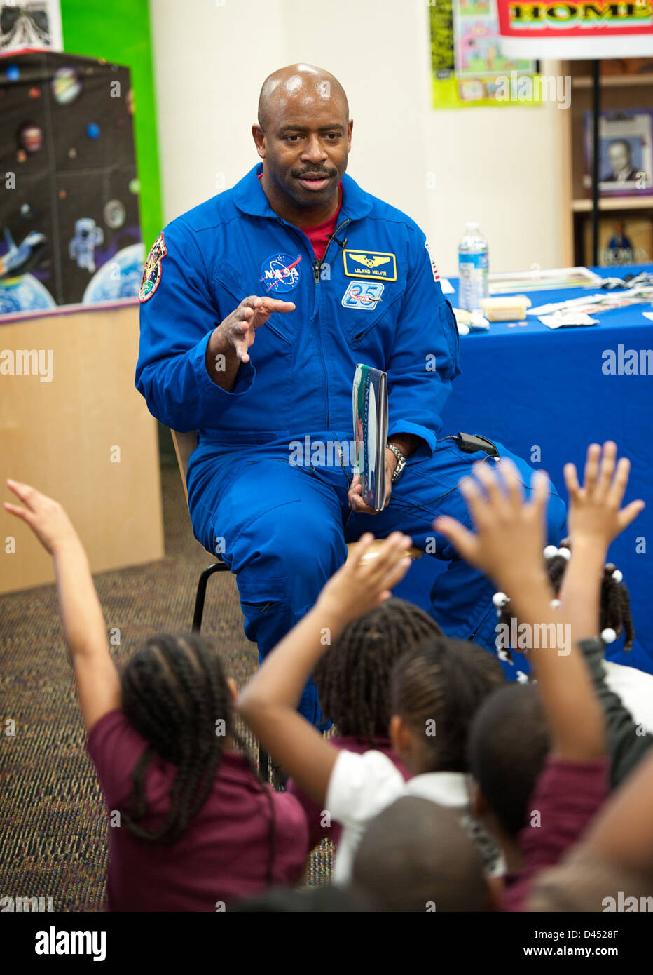 Leland melvin hi-res stock photography and images - Alamy