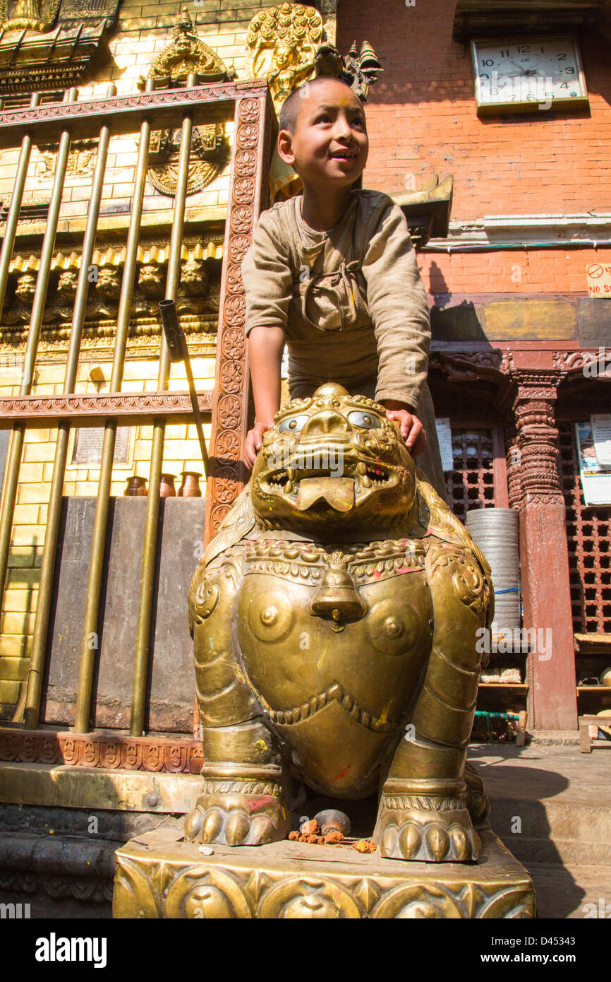 Buddhist golden temple hi-res stock photography and images - Alamy