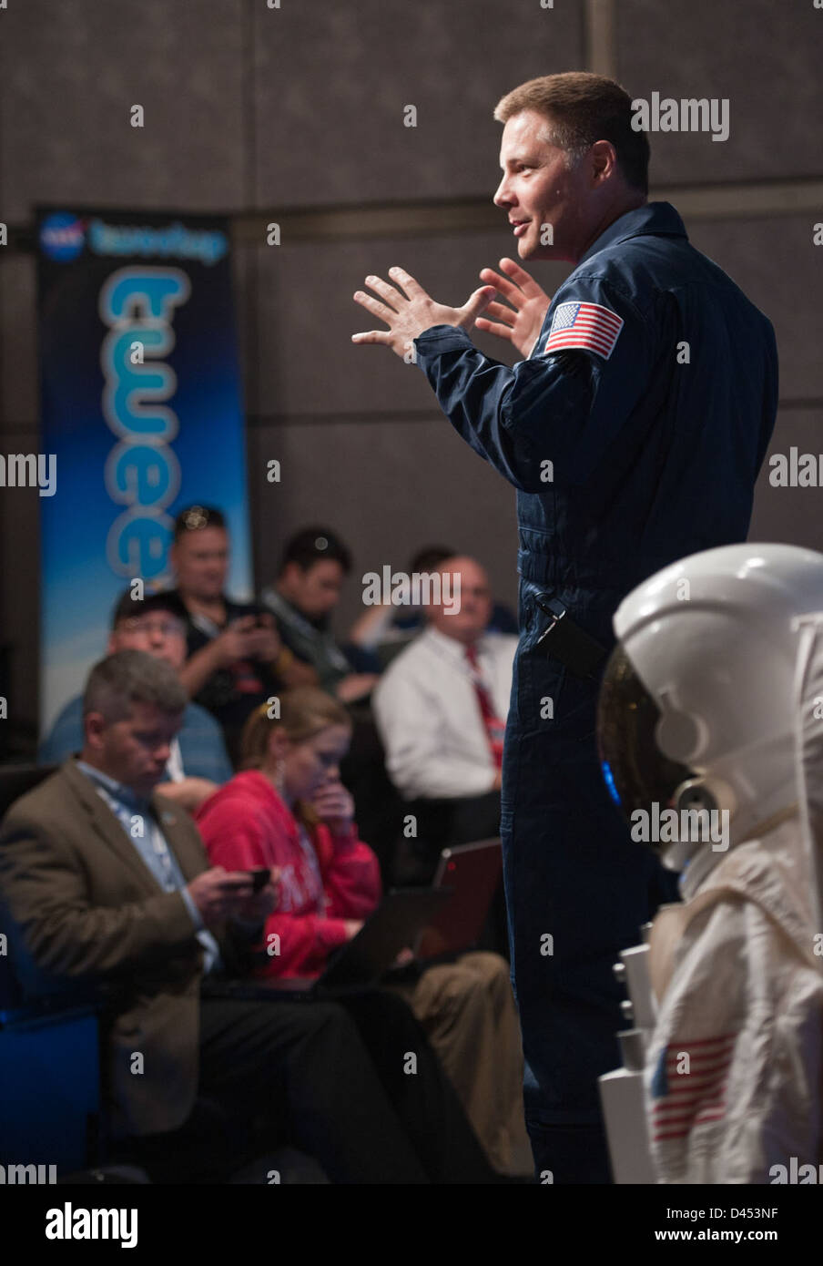 NASA astronaut Doug Wheelock participates in a Tweetup at NASA ...