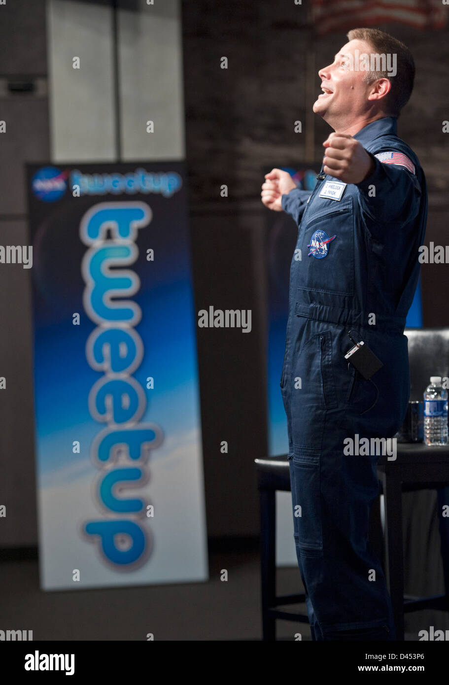 NASA astronaut Doug Wheelock participates in a tweetup at NASA ...