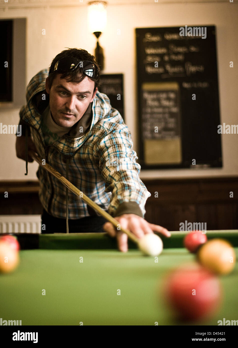 British pub interior pool table hi-res stock photography and images - Alamy