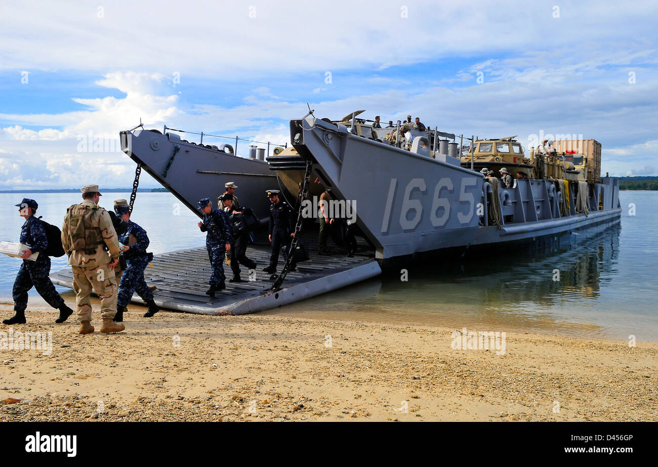 Sailors exit LCU 1665 onto the beach in Espiritu Santo Stock Photo - Alamy