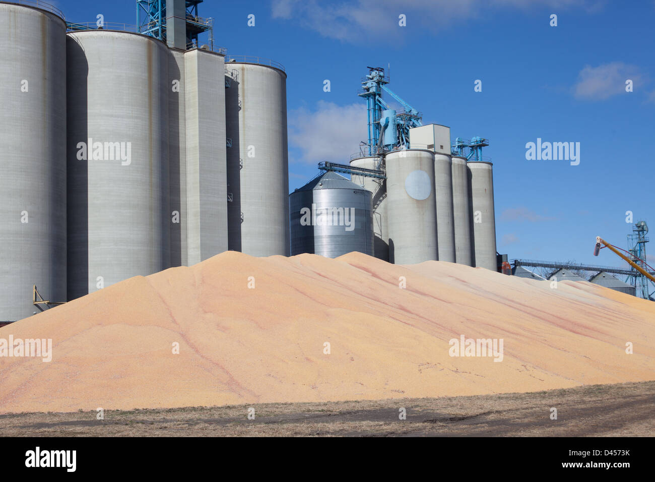 Grain flow hi-res stock photography and images - Alamy