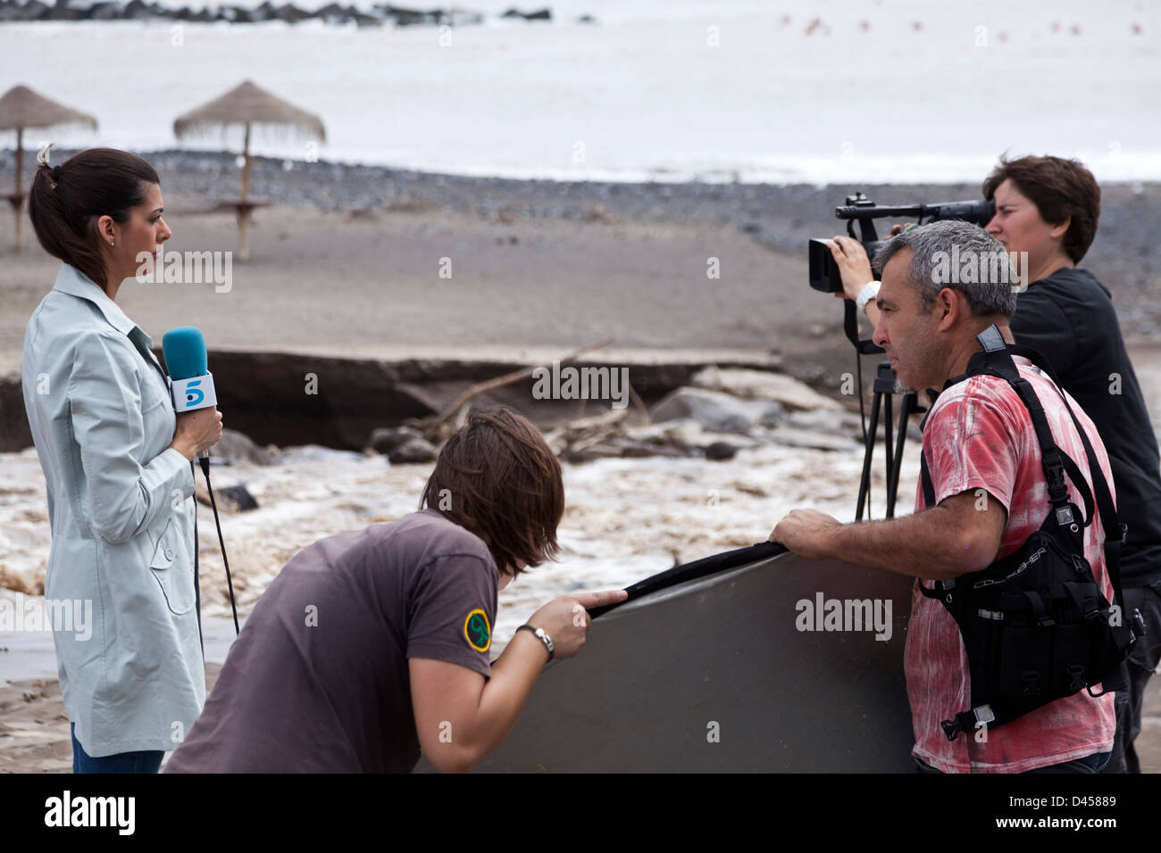 Tv news reporter reporting beach hi-res stock photography and images ...