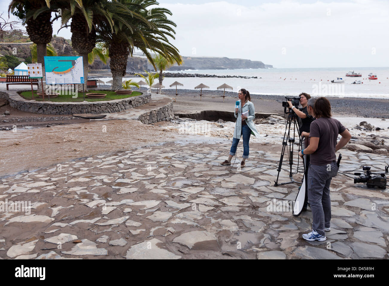 Tv news reporter reporting beach hi-res stock photography and images ...