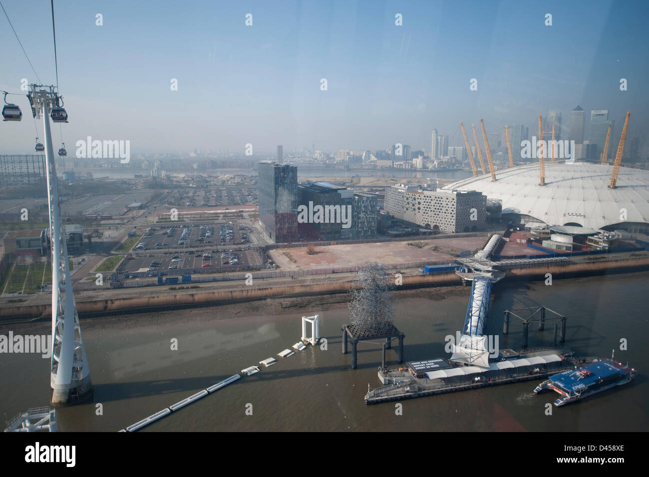 News transport cablecar hi-res stock photography and images - Alamy