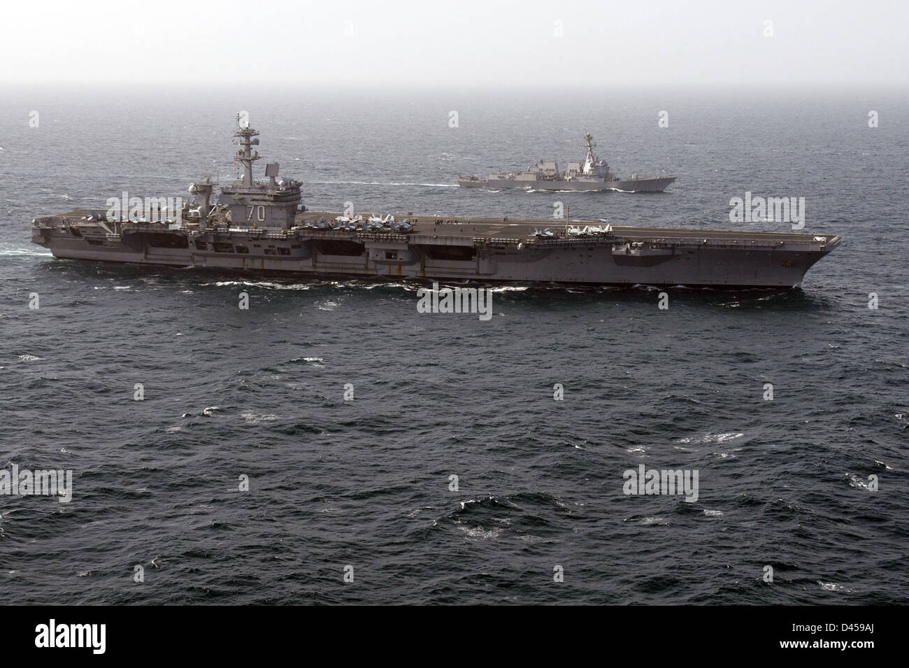 Uss momsen ddg 92 hi-res stock photography and images - Alamy