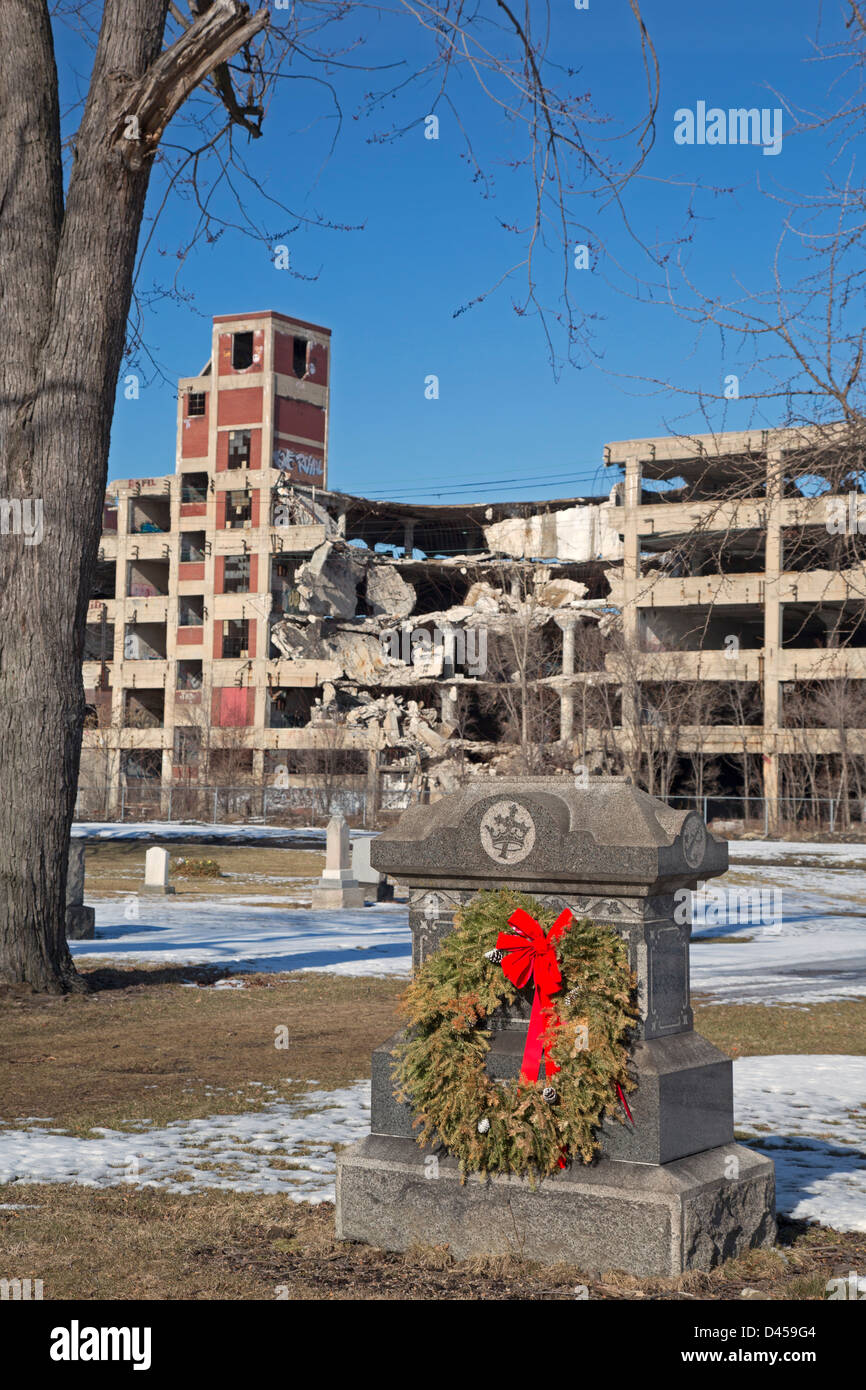 Detroit, Michigan - Graves in Lutheran Cemetery next to the abandoned ...