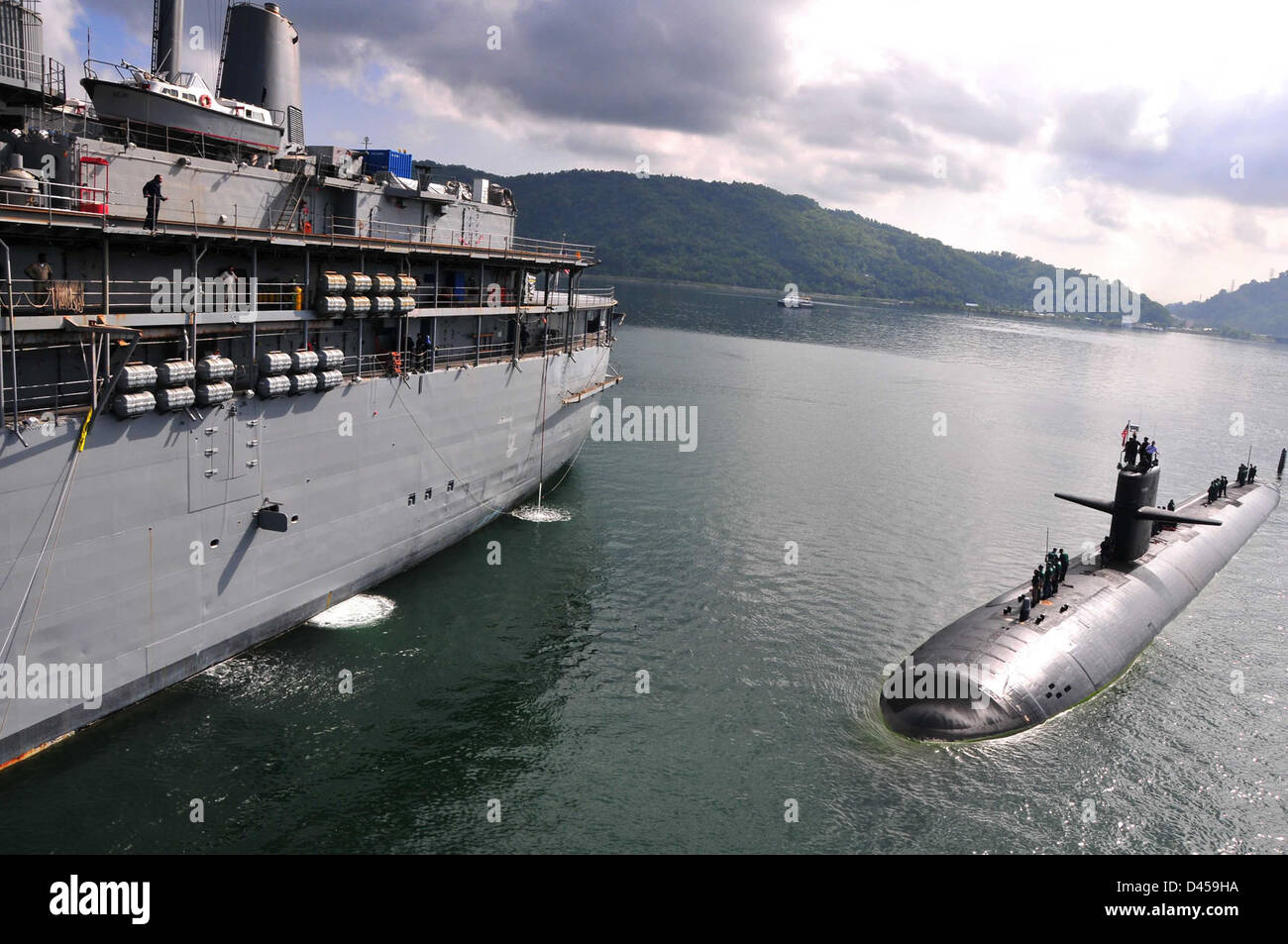 The USS Louisville, a nuclear-powered fast attack submarine, maneuvers ...