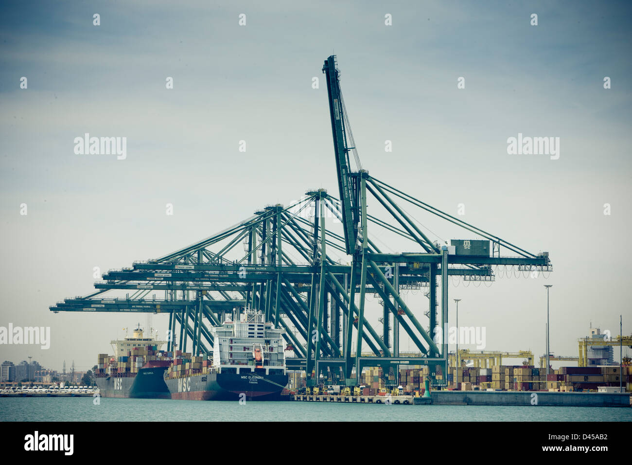 Cranes unloading ships hi-res stock photography and images - Alamy