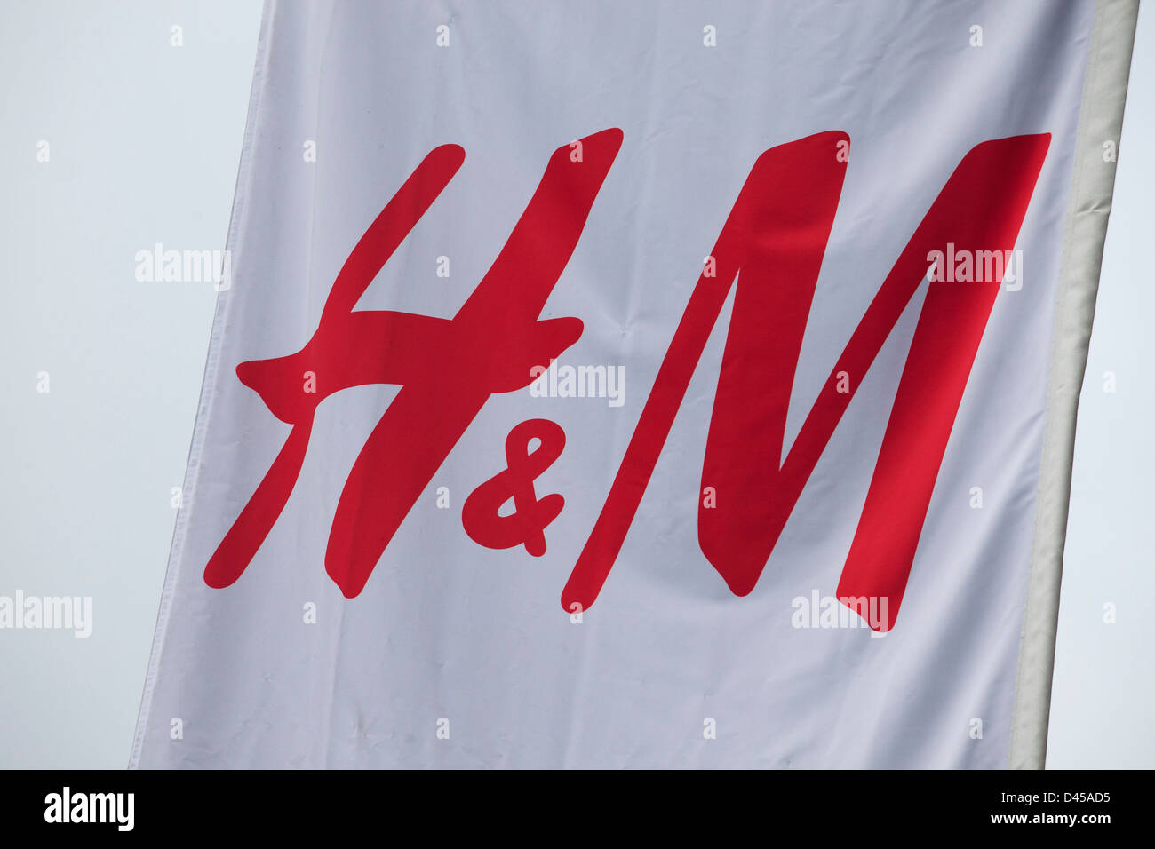 H&m logo shop hi-res stock photography and images - Alamy