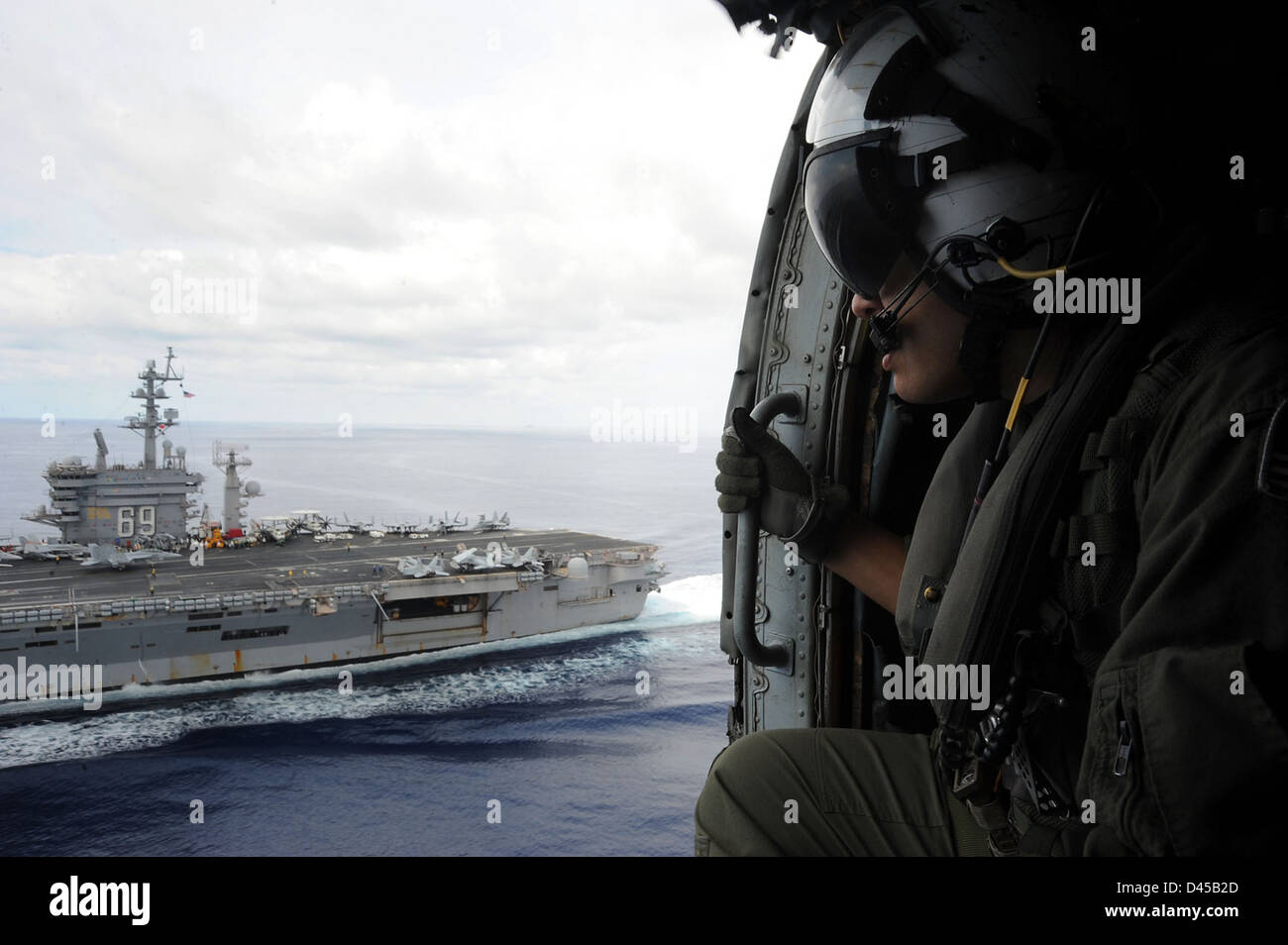 U s navy sailor observes hi-res stock photography and images - Alamy